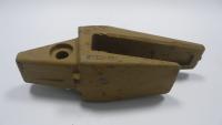China DH220 Daewoo Excavator Bucket Teeth Adapter 2713-1218 | HRC46-52 Hardness | 3.5-4.2CM Mount Size for sale