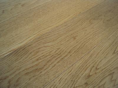 China Wire-Brushed Engineered Oak Flooring with UV Lacquer Finish and 8-12% Moisture Content for sale