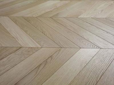 China Two Layers Chevron Engineered Oak Flooring with E0 Formaldehyde Emission and 25 Years Residential Warranty at 45 Degree Angle for sale