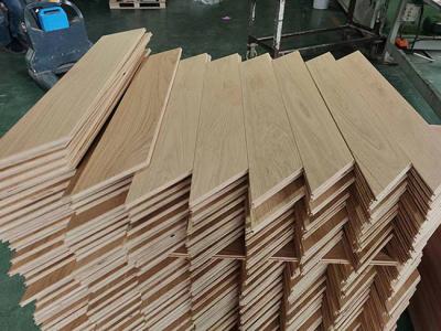 China Natural Color Chevron Parquet Flooring With 4mm Oak Veneer 780x125x15MM for sale