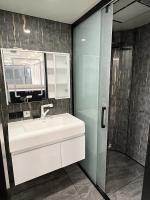 China 8.5m Prefabricated Mobile House Capsule Room - Custom Size Temporary Accommodation Unit for sale