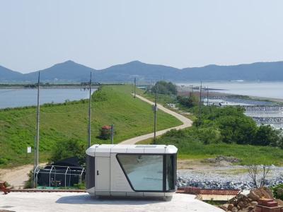 China Custom Modular Capsule House on Wheels 20㎡ 6 Tons Weight 5.8x3x3.2m Mobile Prefab Dwelling for sale