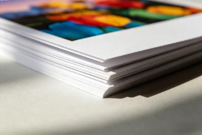 China Cast Coated Glossy Adhesive Photo Paper 150g A4 A3 Flexible Easy Cutting for sale