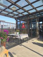 China Energy Efficient and UV Resistant Sunroom with Customizable Design for Year-Round Comfort for sale