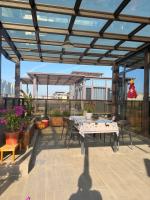 China Energy Efficient and UV Resistant Sunroom with Customizable Design for Year-Round Comfort for sale