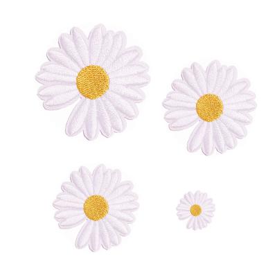 China Custom Embroidered Daisy Iron On Patches Merrow Border 100 PCS MOQ Custom Logo for sale