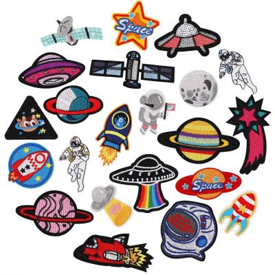 China Custom Iron On Embroidered Patches Merrowed Heat Cut Laser Cut Border 100 MOQ for sale