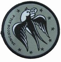 China Custom Embroidered Uniform Patches Merrow Border Woven Logo Patch 100 Pcs MOQ for sale