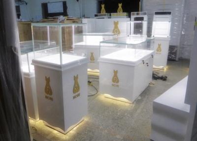 China Retail Shop Museum Display Cases High Glossy White Color 12V Output Power for sale