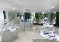 China Wooden Jewelry Showroom Display Cases Fashion Diamond Shape With LED Lightings for sale