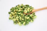 China Half Coated Roasted Green Peas Nutritional Value Sriracha Flavor In Red Color for sale