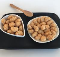 China OEM Crispy Sesame Coated Roasted Cashews Snacks No Food Color Healthy Crunchy Fried Nut for sale