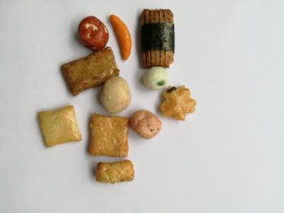China Crispy Baked Rice Cracker Mix With Coated Peanuts Green Peas for sale