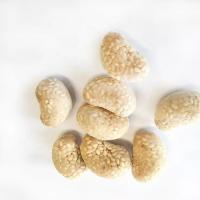 China OEM Crispy Sesame Coated Roasted Cashews Snacks No Food Color Healthy Crunchy Fried Nut for sale