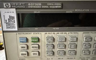 China Keysight 83732B 10 MHz to 20 GHz Synthesized Signal Generator with Pulse Modulation and Benchtop/Rackmount Options for sale