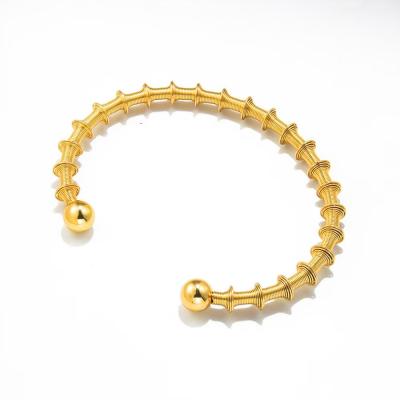 China Toggle Clasp Bamboo Golden Bracelet for Women - Lightweight 7-9 Inch Fashion Accessory for sale