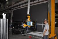 China Electric Glass Lifter 300kg Capacity 1750mm L x 765mm W x 2000mm H for Glass Edging Machine for sale