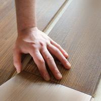China 8mm-12mm Piano Glossy High Gloss Wood Laminate Flooring T G Installation Waterproof for sale