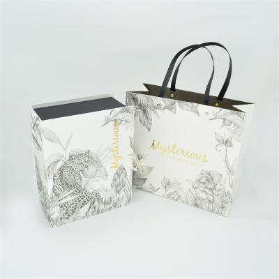 China CMYK 4C Recycled Paper Gift Bags Gold Foil Logo For Shopping for sale