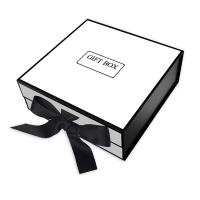 China Collapsible 14'' Length Magnetic Closure Gift Box Art Paper For Perfume for sale