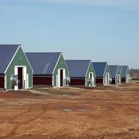 China Customized Prefab Poultry House With Steel Sheet Glass Wool Insulation Roof Cladding for sale