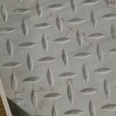 China SUS304 Hot Rolled Checkered Plate 1.4301 Stainless Steel 6mm Thickness 1250x6000mm Floor for sale