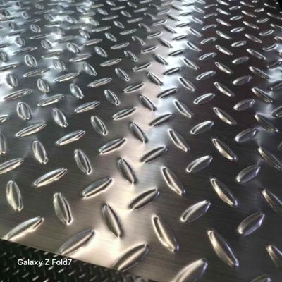 China SUS 304 Stainless Steel Checkered Plate NO.4 Finish Anti Slip Diamond Embossed Sheet 1220x2440mm for sale