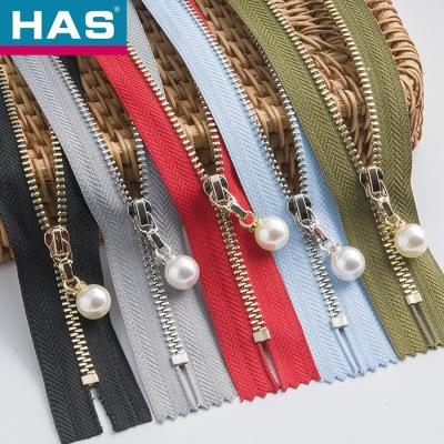 China Brass 5 Inch Separating Zipper Gold Teeth Zippers For Handbags for sale