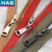 China Fancy #5 Brass Zipper Green White 2 Way Metal Zip With Unique Zipper Pulls for sale
