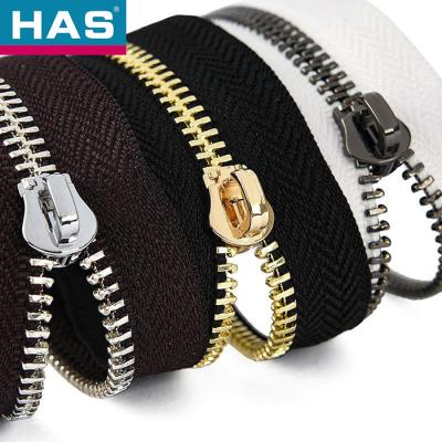 China Metal Zippers Perfect Combination Of Durability And Style For Clothing for sale