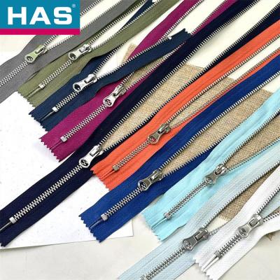 China Jacket Zipper 5 With Metallic Metal Teeth And 3 Tape In 15cm Close End Design for sale