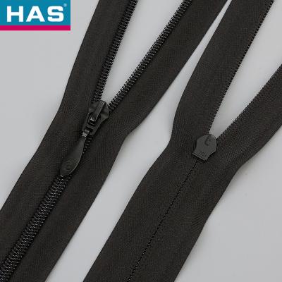 China Plastic Teeth Zipper With Self-Locking For Customizable Clothing And Lightweight Design for sale