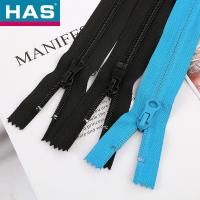 China Plastic Teeth Zipper With Self-Locking For Customizable Clothing And Lightweight Design for sale