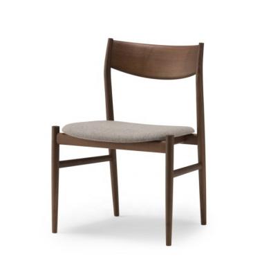 China PU Leather Upholstered Wood Dining Chair in Traditional Design Style for Restaurant Furniture for sale