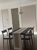China Comfortable Cushion Solid Wood Dining Chair in Nature Popular Colors for Contemporary Restaurant for sale