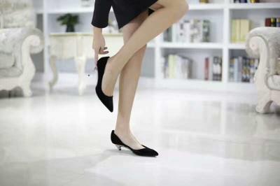 China 2025 OEM Direct Hot Selling Women's Fashion Luxury Authentic Black Genuine Leather Design Brand Thick folding High Heels for sale