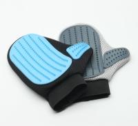 China Soft Rubber Pet Grooming Gloves 23x16cm Custom Color Long Service Life Deshedding Brush for sale