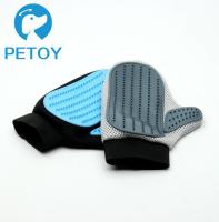 China Soft Rubber Pet Grooming Gloves 23x16cm Custom Color Long Service Life Deshedding Brush for sale