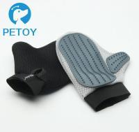 China Soft Rubber Pet Grooming Gloves 23x16cm Custom Color Long Service Life Deshedding Brush for sale
