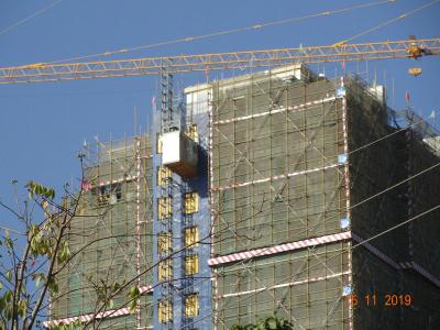 China Temporary Rack Pinion 2000KG Per Cage Construction Site Hoist for sale