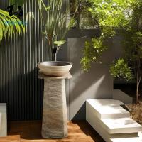 China Indoor Outdoor Full Pedestal Wash Basin  Ceramic Retro Design for sale