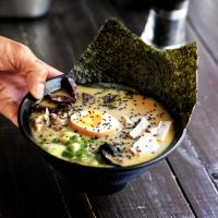 China High Quality Creative Soup Ramen Noodle Personalized Ramen Salad Japanese Noodle Soup Delicious Food Sauce Ramen Soup for sale