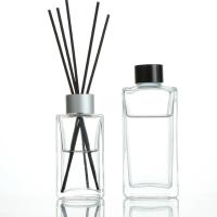 China Reusable ISO14001 Reed Diffuser Jars 100ml Square Lidded Glass Bottle for Aromatherapy for sale