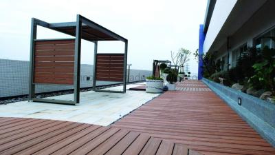 China Brown Wood Grain Pattern Recycled Waterproof WPC Decking Flooring for Performance for sale