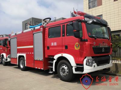 China Competitive Double Cabin Six Seats 213kw Foam Fire Truck with 8000L Tank for sale