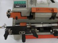 China High Security 100E Key Duplicator 51*40*32cm Multifunctional Horizontal Key Machine for sale