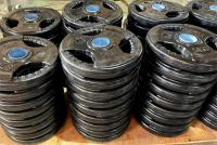 China OEM 3 Holes Rubber Cast Iron Weight Plate 2.5kg to 25kg Custom Logo for Fitness Training for sale