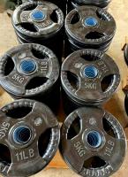 China OEM 3 Holes Rubber Cast Iron Weight Plate 2.5kg to 25kg Custom Logo for Fitness Training for sale