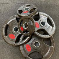 China Tri Grip Rubber Weight Plate 3 Holes Barbell Plate 5kg to 50kg Commercial Home Gym Strength Training for sale