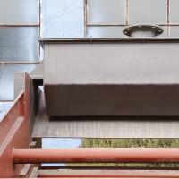 China Mining Sealed Vibrating Screening Machine For Sand Sieving for sale